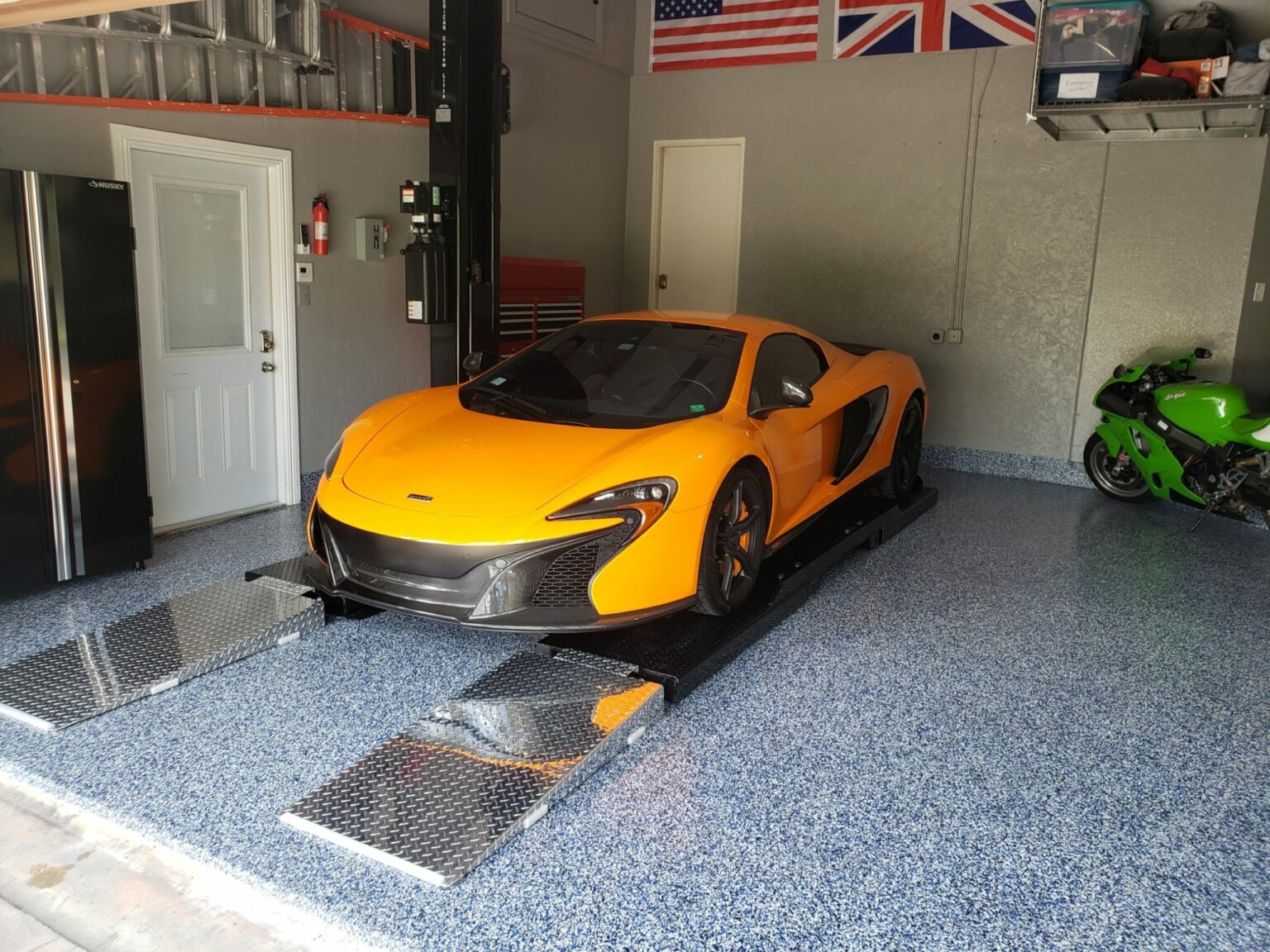 MaximumOne Single Post Car Lift - ParkingLifts.com